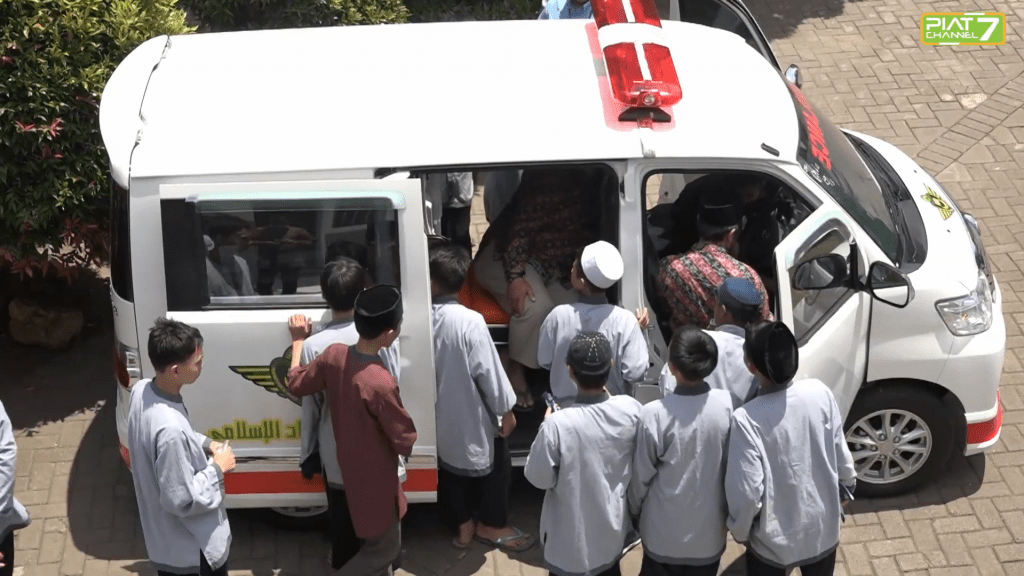 Penyerahan Ambulans dari PT Penerbit Erlangga kepada MTs Al Irsyad ...